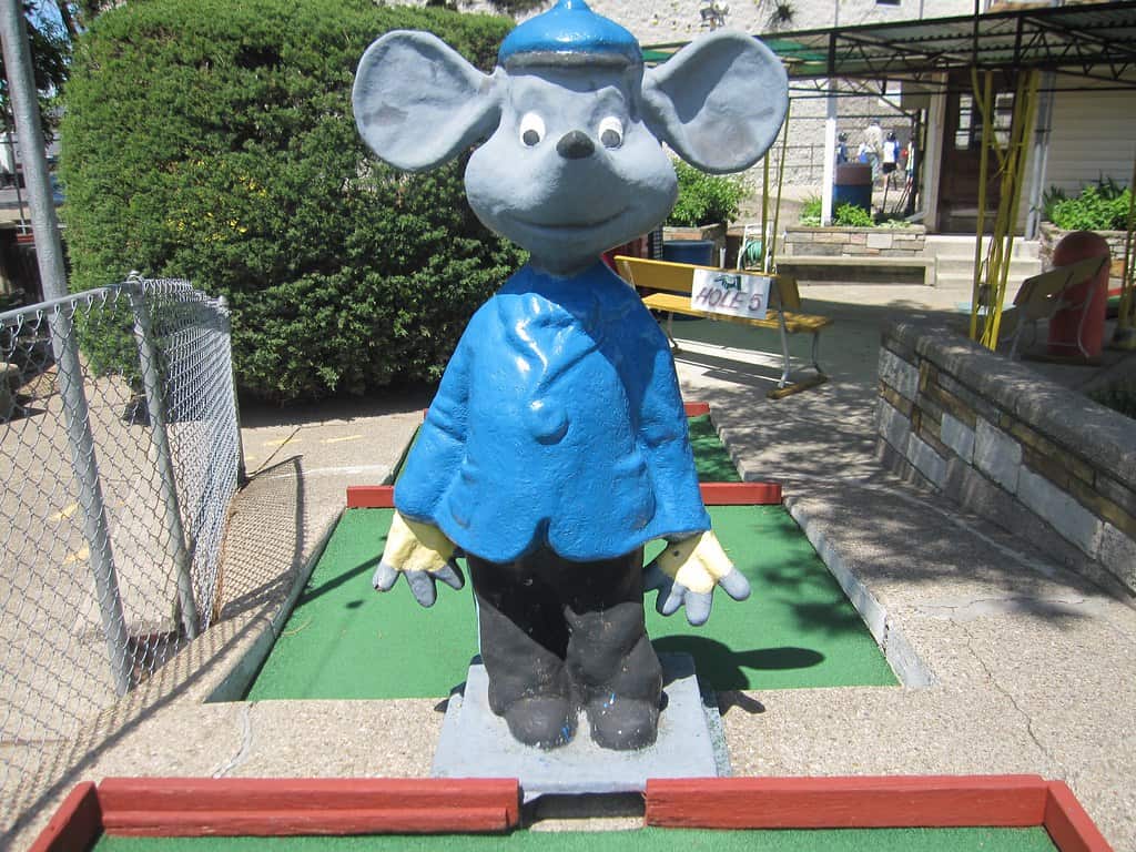 How to Build a Mini-Golf Course in Your Backyard? - Golfs Hub